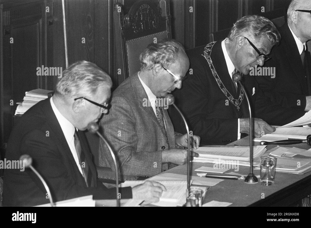 Rotterdam City Council deals with the housing of guest workers in the ...