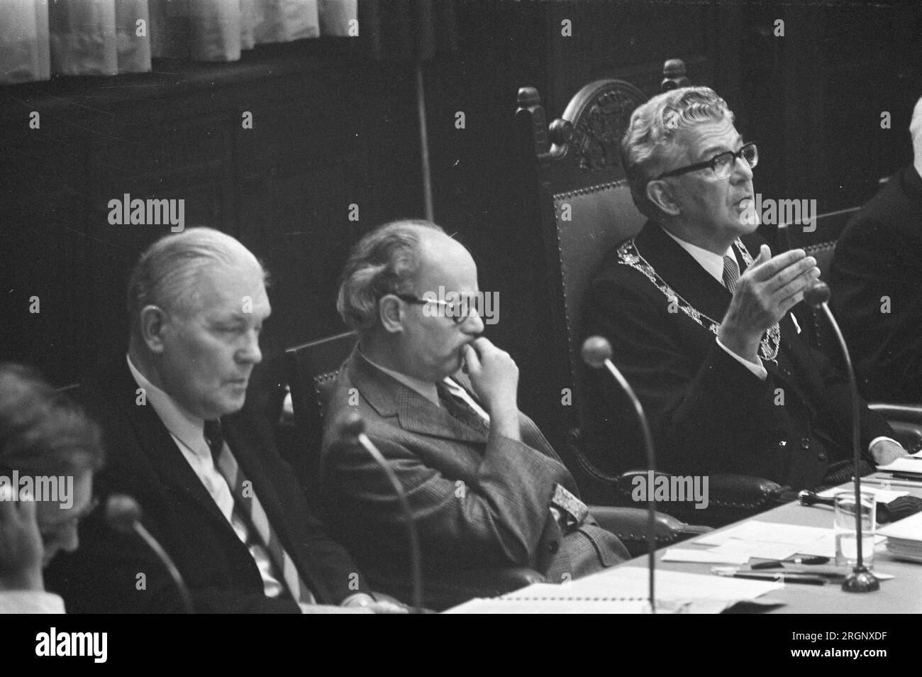 Rotterdam City Council deals with the housing of guest workers in the ...