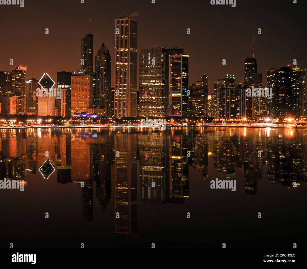 Chicago night skyline hi-res stock photography and images - Alamy