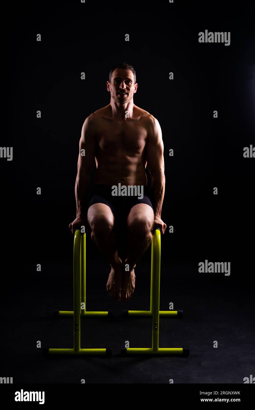 Man muscles lifting back bar hi-res stock photography and images - Alamy