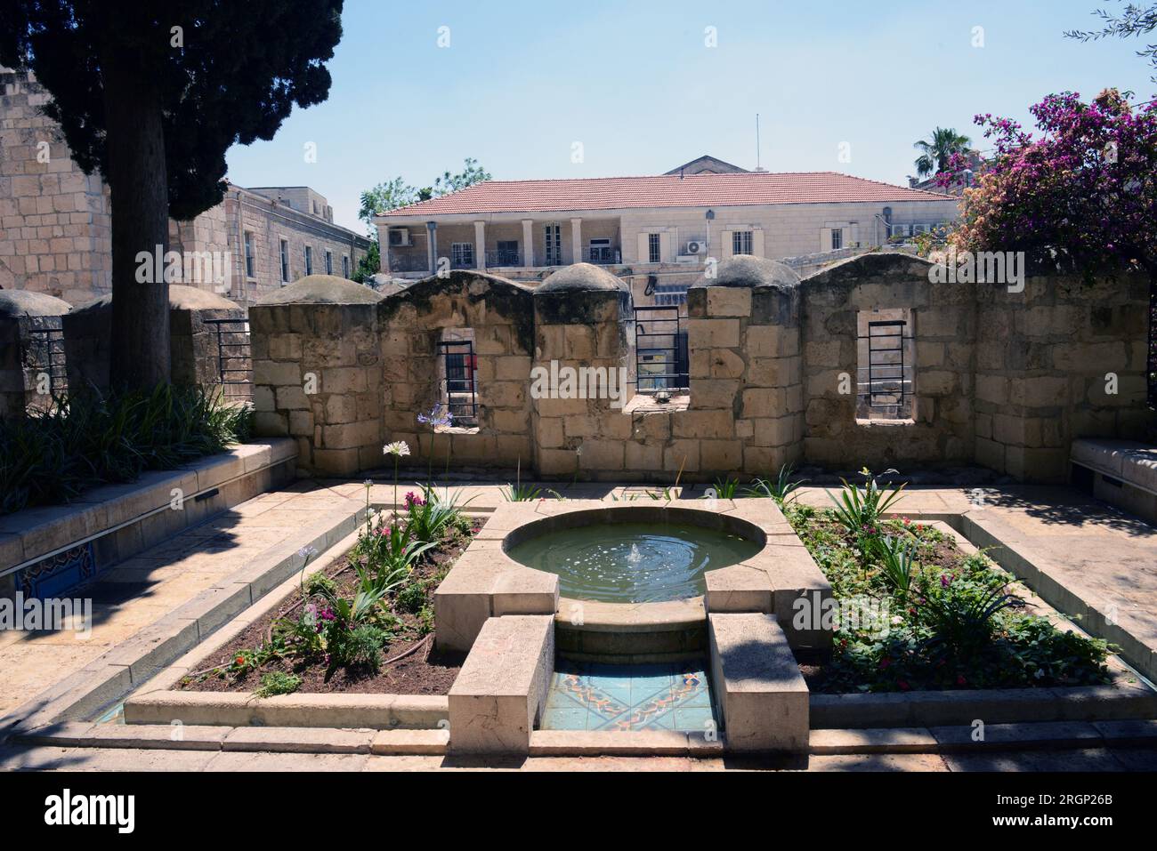 Water fountain garden hi-res stock photography and images - Alamy