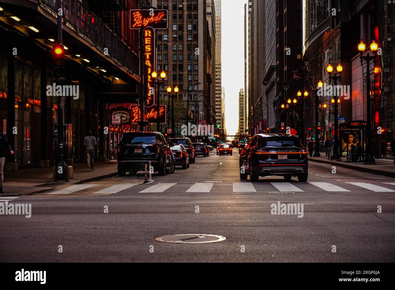 Downtown chicago street hi-res stock photography and images - Alamy