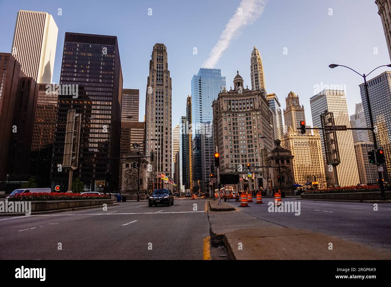 Downtown chicago street hi-res stock photography and images - Alamy