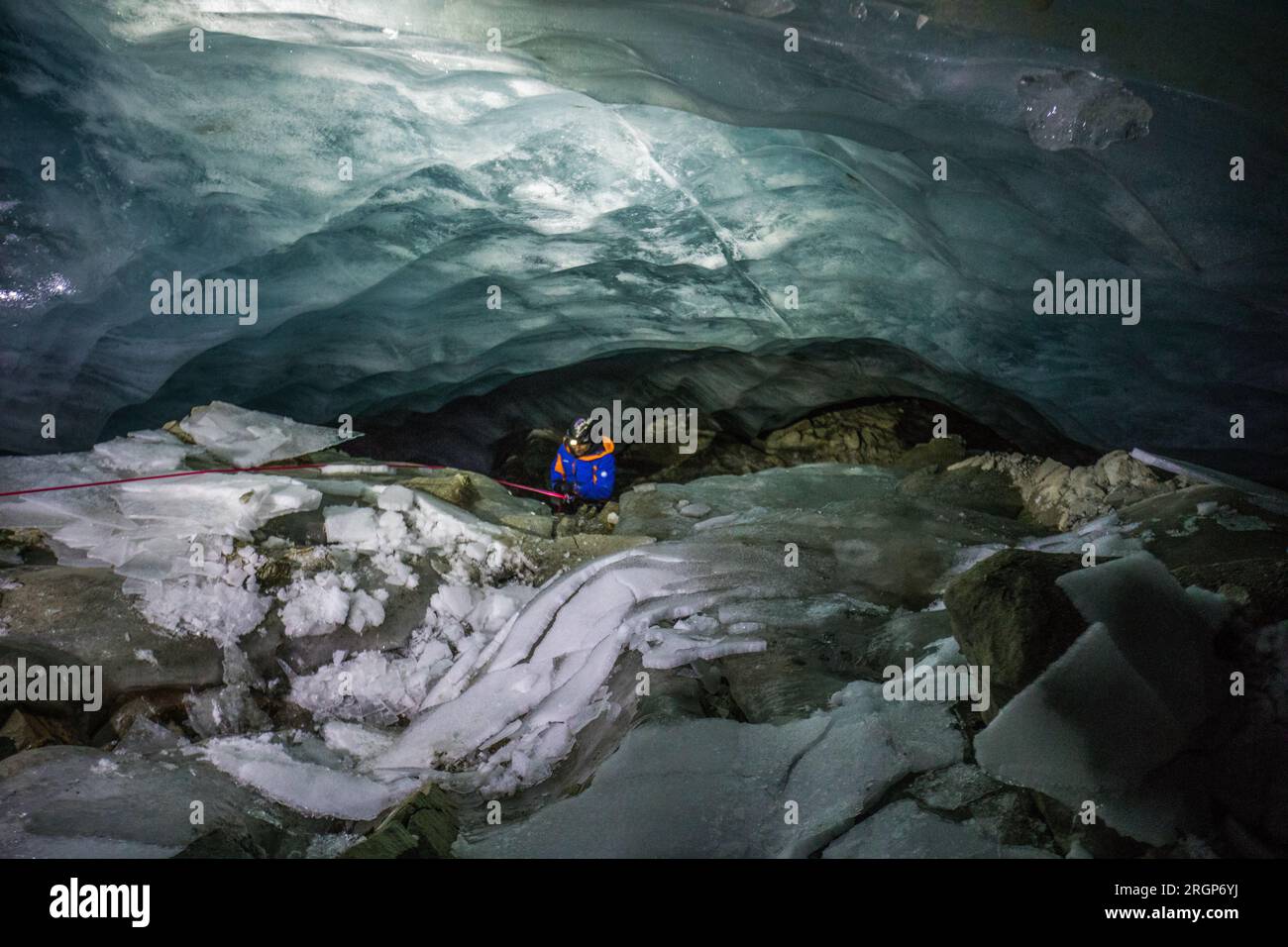 Hanging rappel hi-res stock photography and images - Alamy