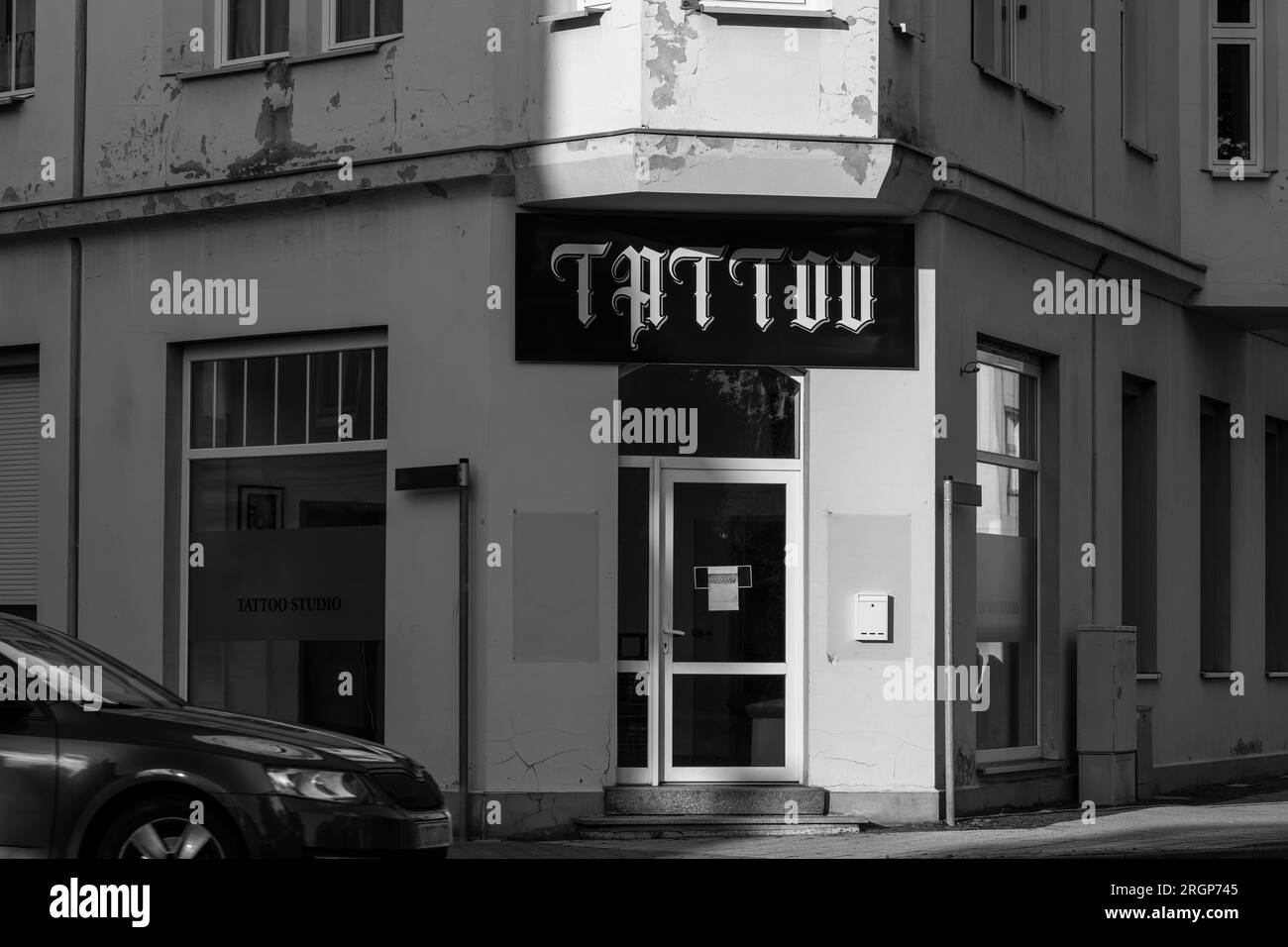 Shot house entrance white Black and White Stock Photos & Images - Alamy