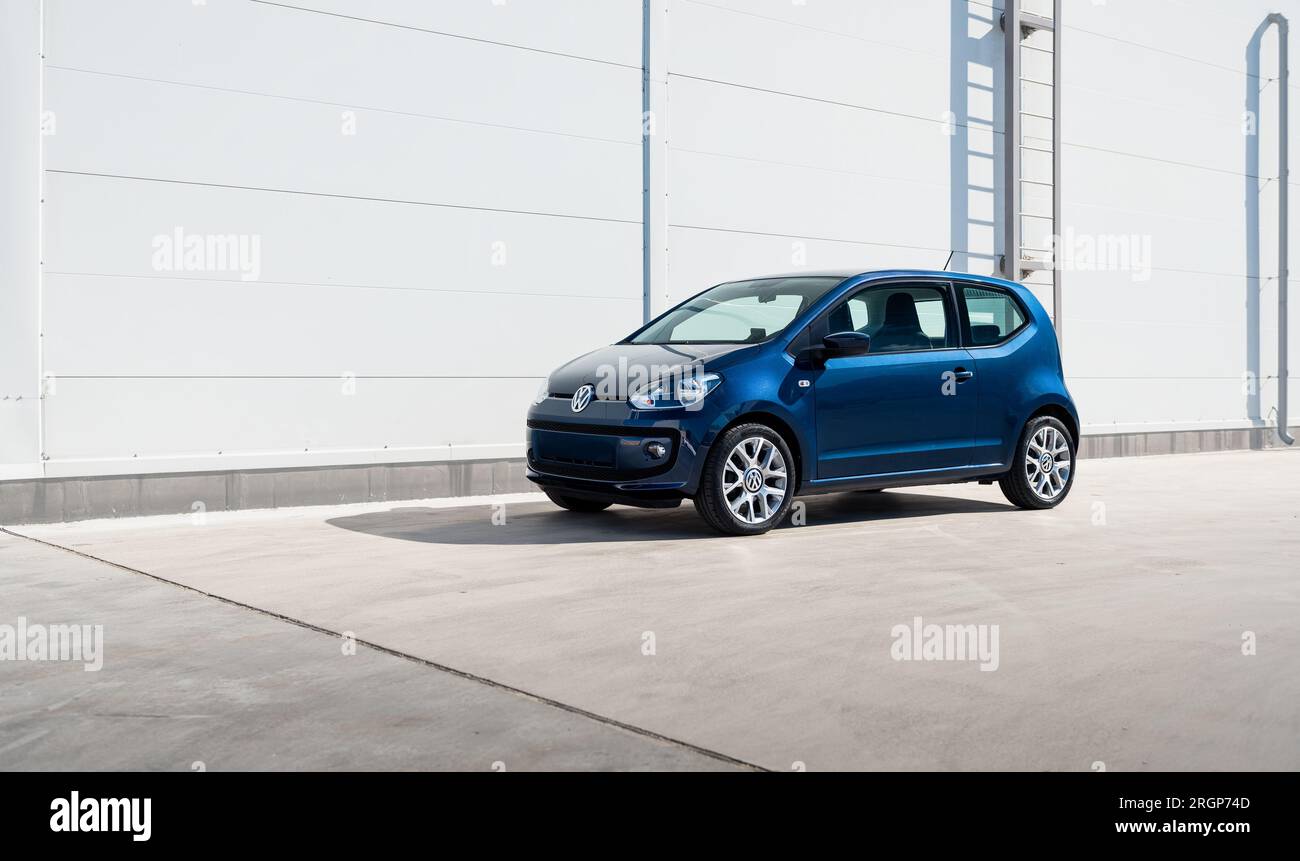 Three quarter view of car hi-res stock photography and images - Alamy