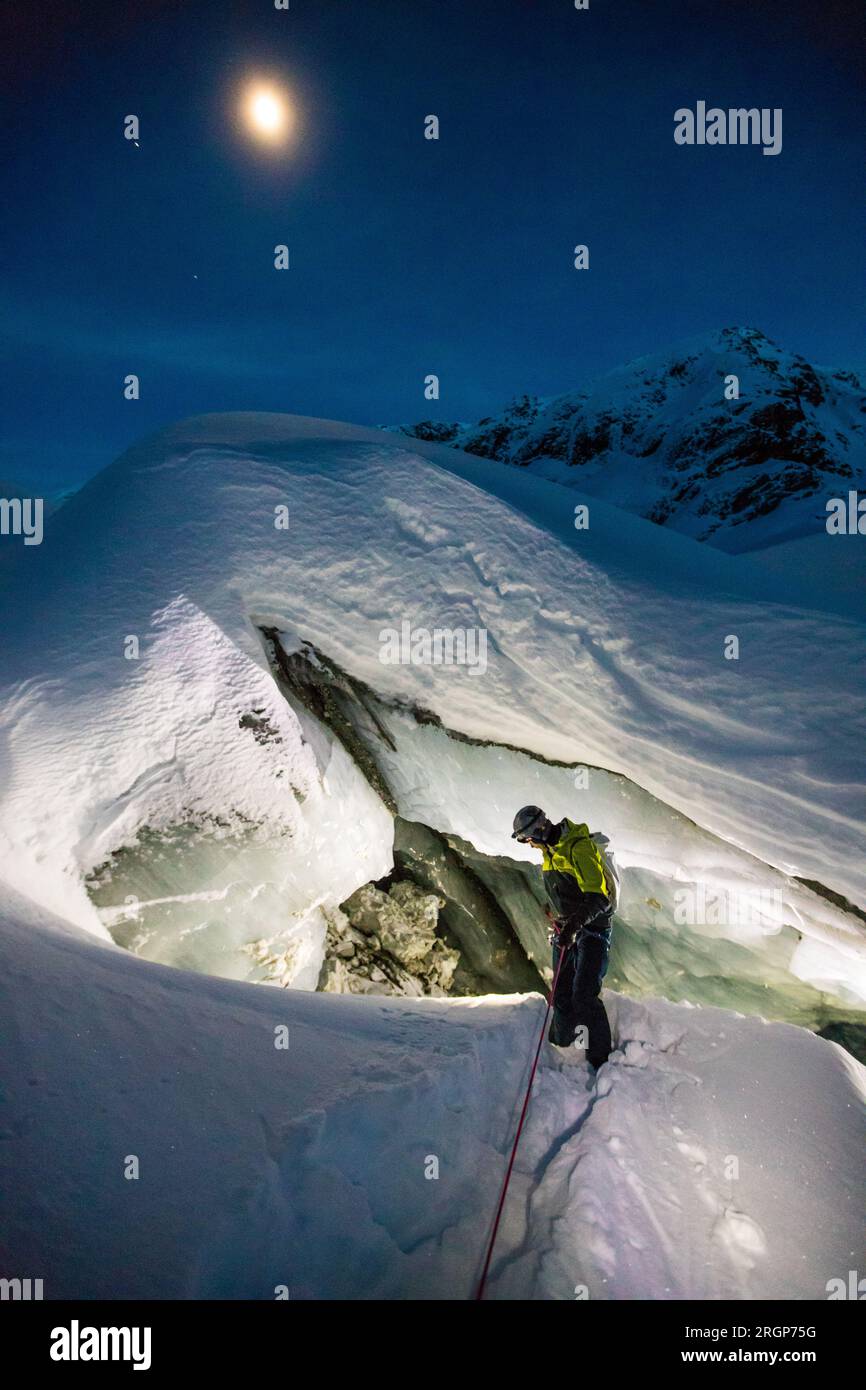 Man snow cave hi-res stock photography and images - Alamy