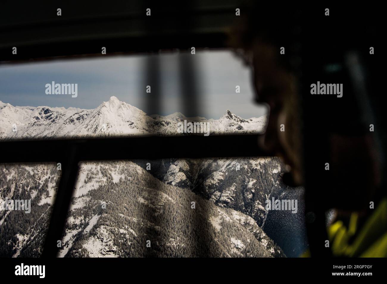 Side view helicopter flying hi-res stock photography and images - Alamy