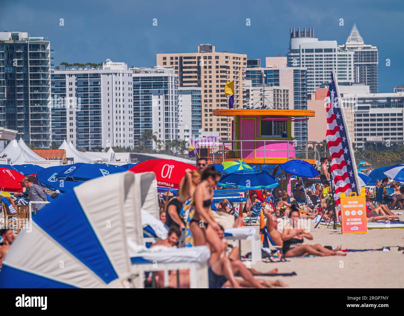 South beach florida crowd hi-res stock photography and images - Alamy