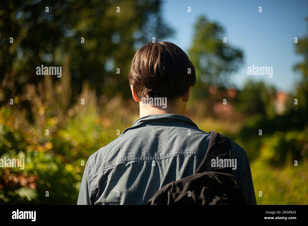 Guy standing from behind hi-res stock photography and images - Alamy