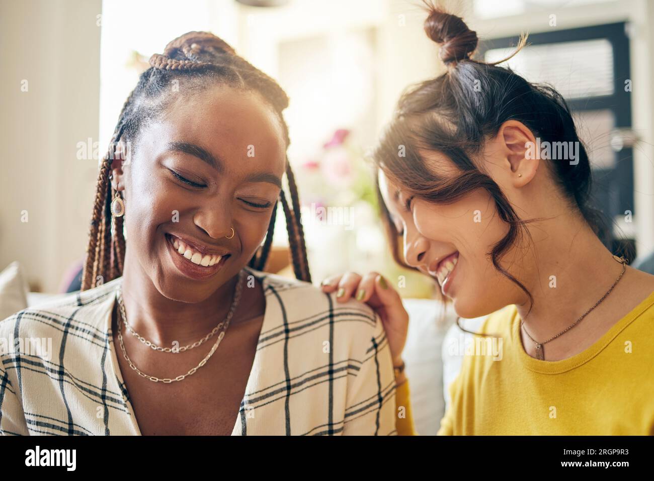 Friends gossip laugh funny hi-res stock photography and images - Alamy