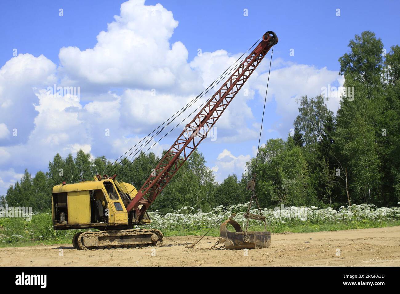 Side view excavator hi-res stock photography and images - Alamy