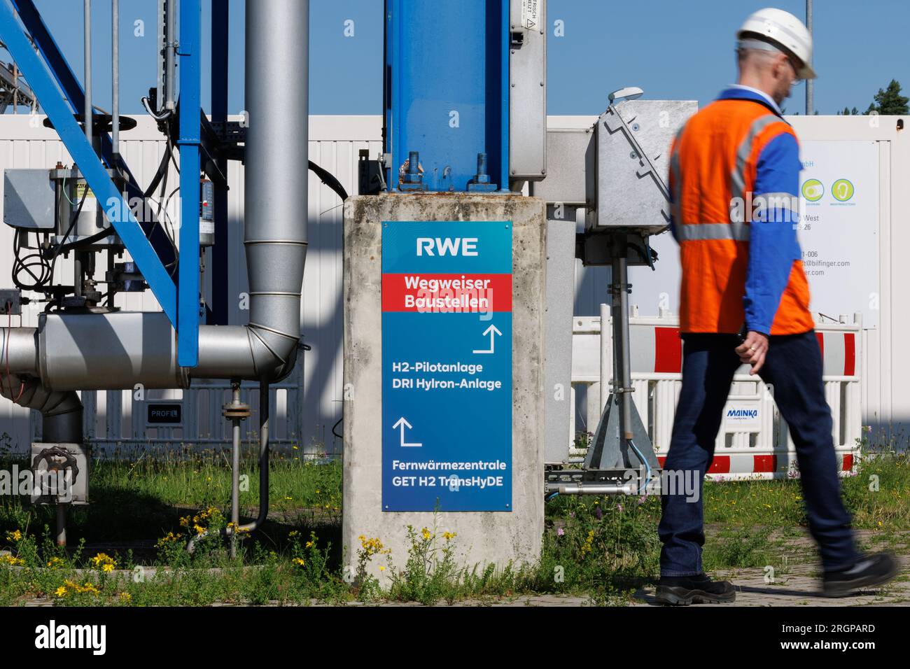 Lingen, Germany. 11th Aug, 2023. View of a signpost to the H2 pilot ...