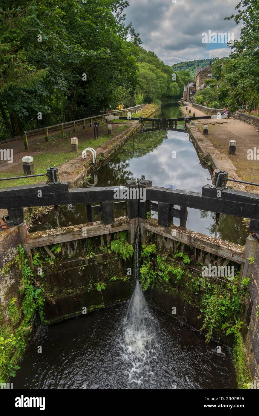 Weed covered Balck Pit lock gates on the Rochdale canal at Hebden ...