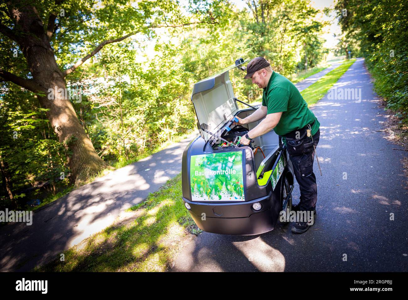 Cargo bike and tools hi-res stock photography and images - Alamy