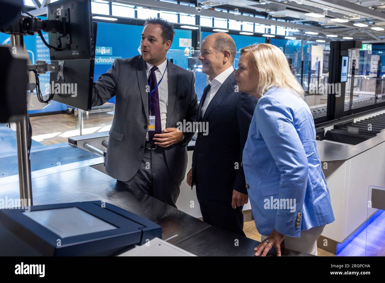 Airport x ray family hi-res stock photography and images - Alamy
