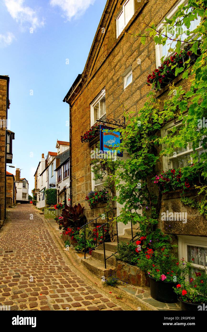 Attractive cornish town hi-res stock photography and images - Alamy