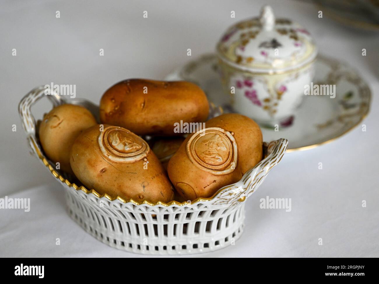 Potsdam, Germany. 11th Aug, 2023. Porcelain potatoes of a special ...