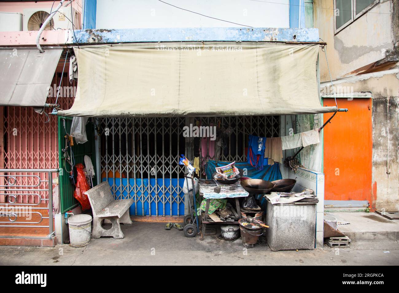 Street cooking stall on the streets of Bangkok, Thailand Stock Photo ...
