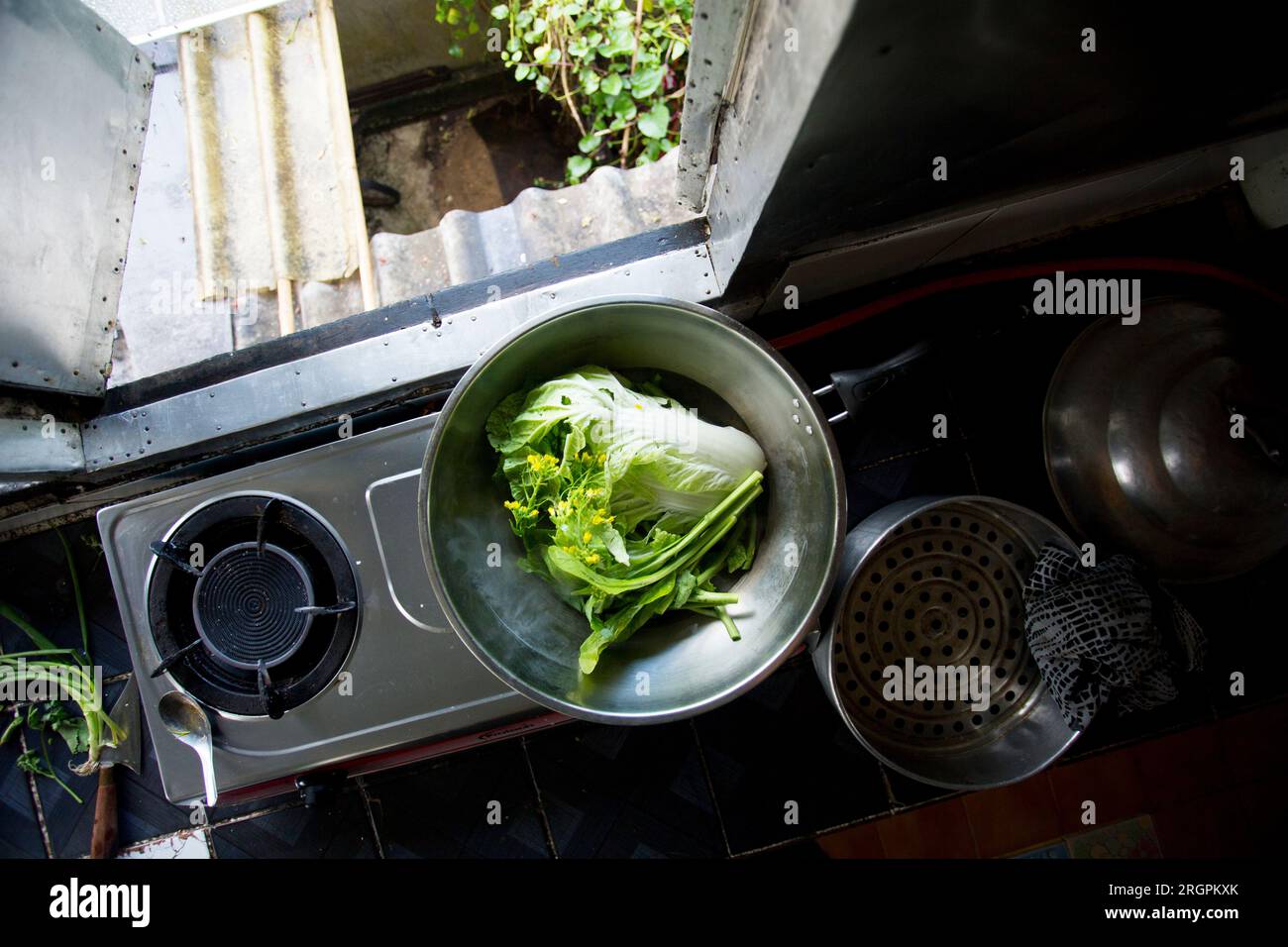 Kitchen lettuce hi-res stock photography and images - Alamy