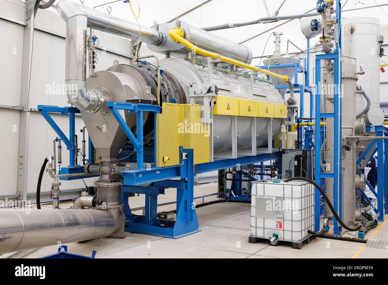 Lingen, Germany. 11th Aug, 2023. View of the hydrogen direct reduction ...