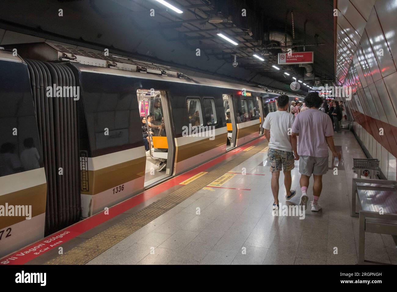 Metro istasyonu hi-res stock photography and images - Alamy