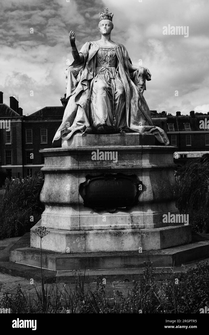 Statue of queen victoria kensington gardens Black and White Stock ...
