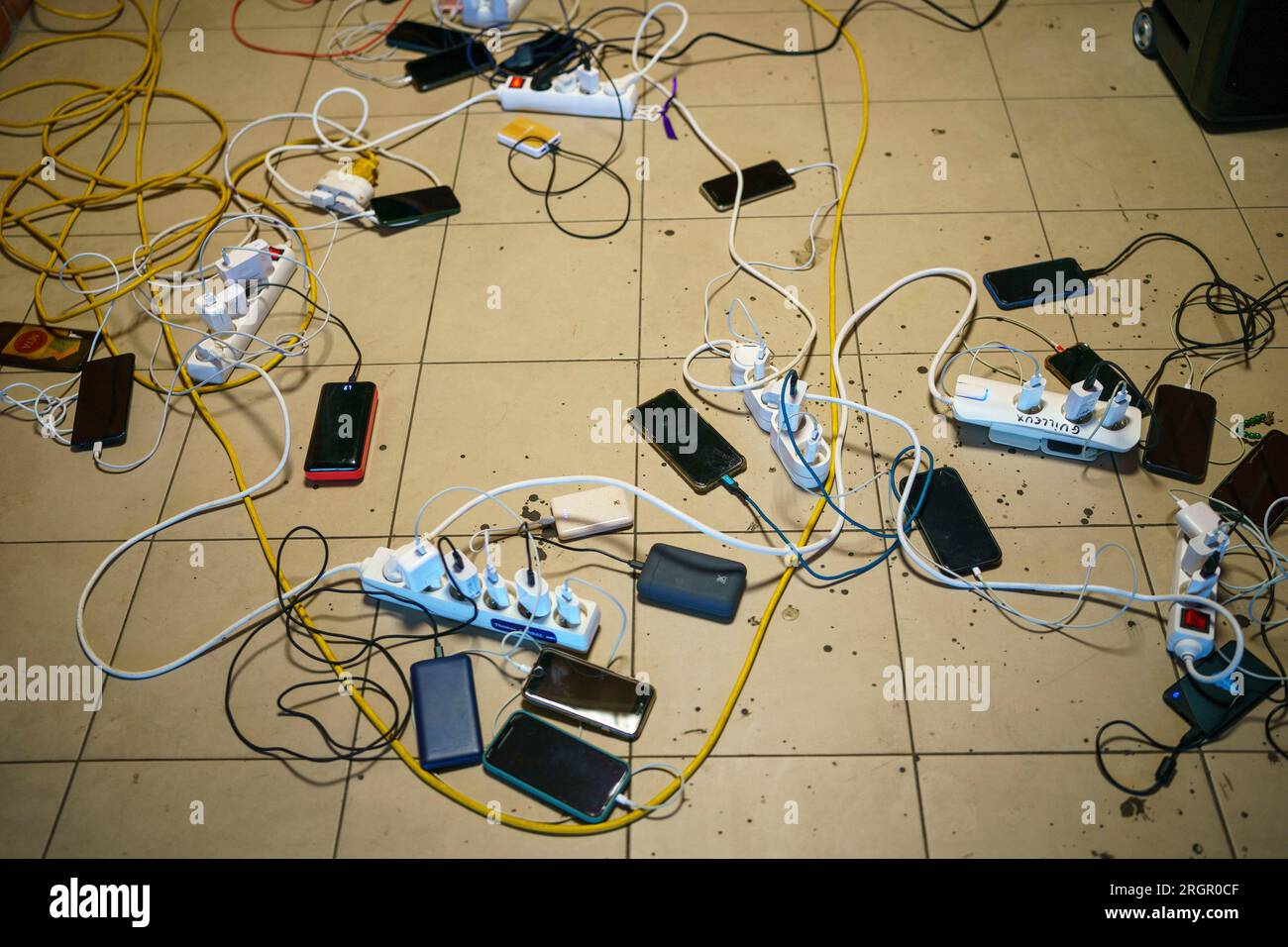 Tangled electrical wires hi-res stock photography and images - Alamy