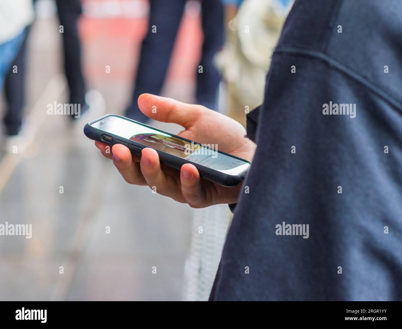 Hand holding smartphone hi-res stock photography and images - Alamy