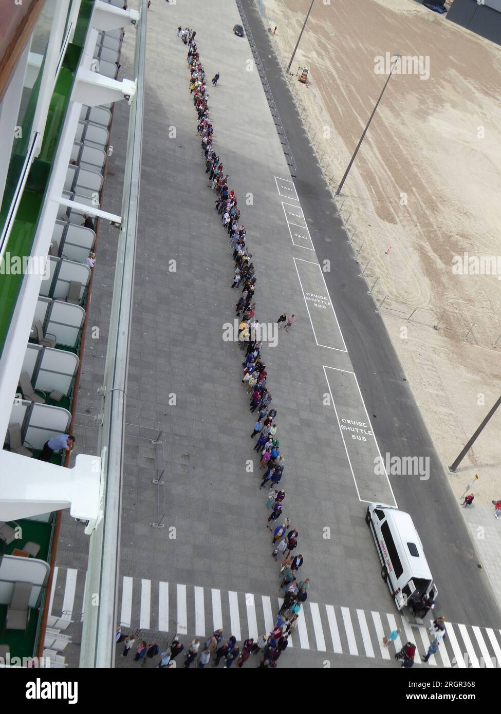 Passengers queue board cruise hi-res stock photography and images - Alamy