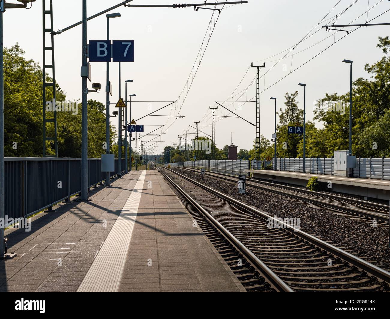 Empty train platform hi-res stock photography and images - Alamy