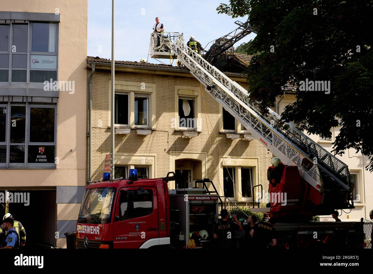 Houses threatened by fire hi-res stock photography and images - Alamy
