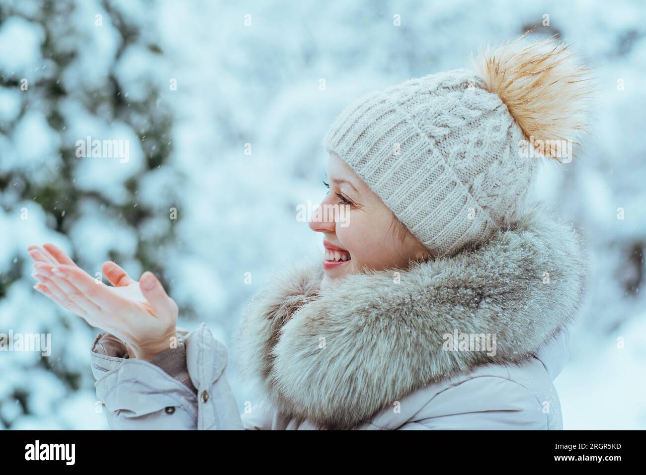 Throw throwing catch catching hi-res stock photography and images - Alamy