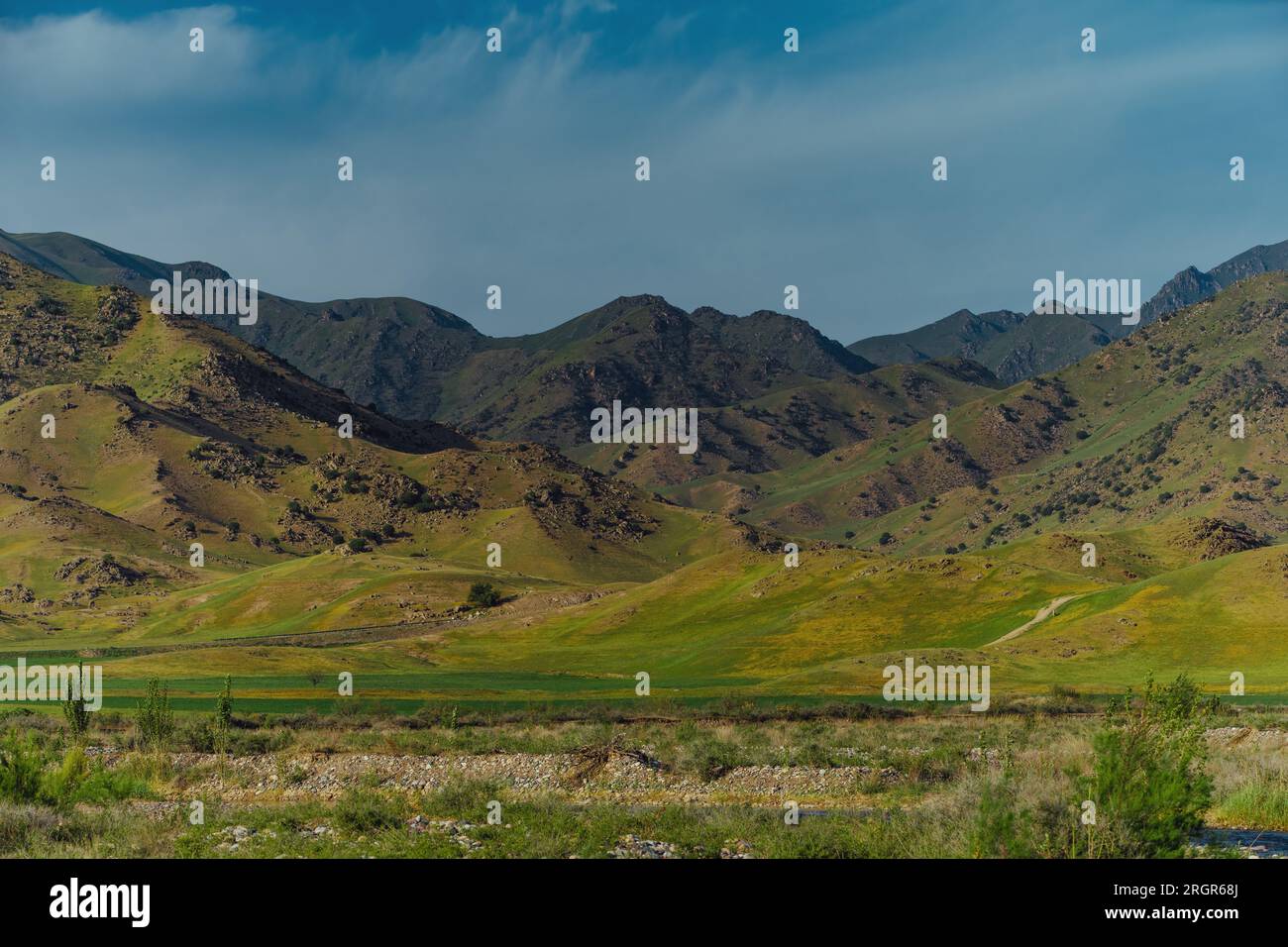Green grass valley hi-res stock photography and images - Alamy