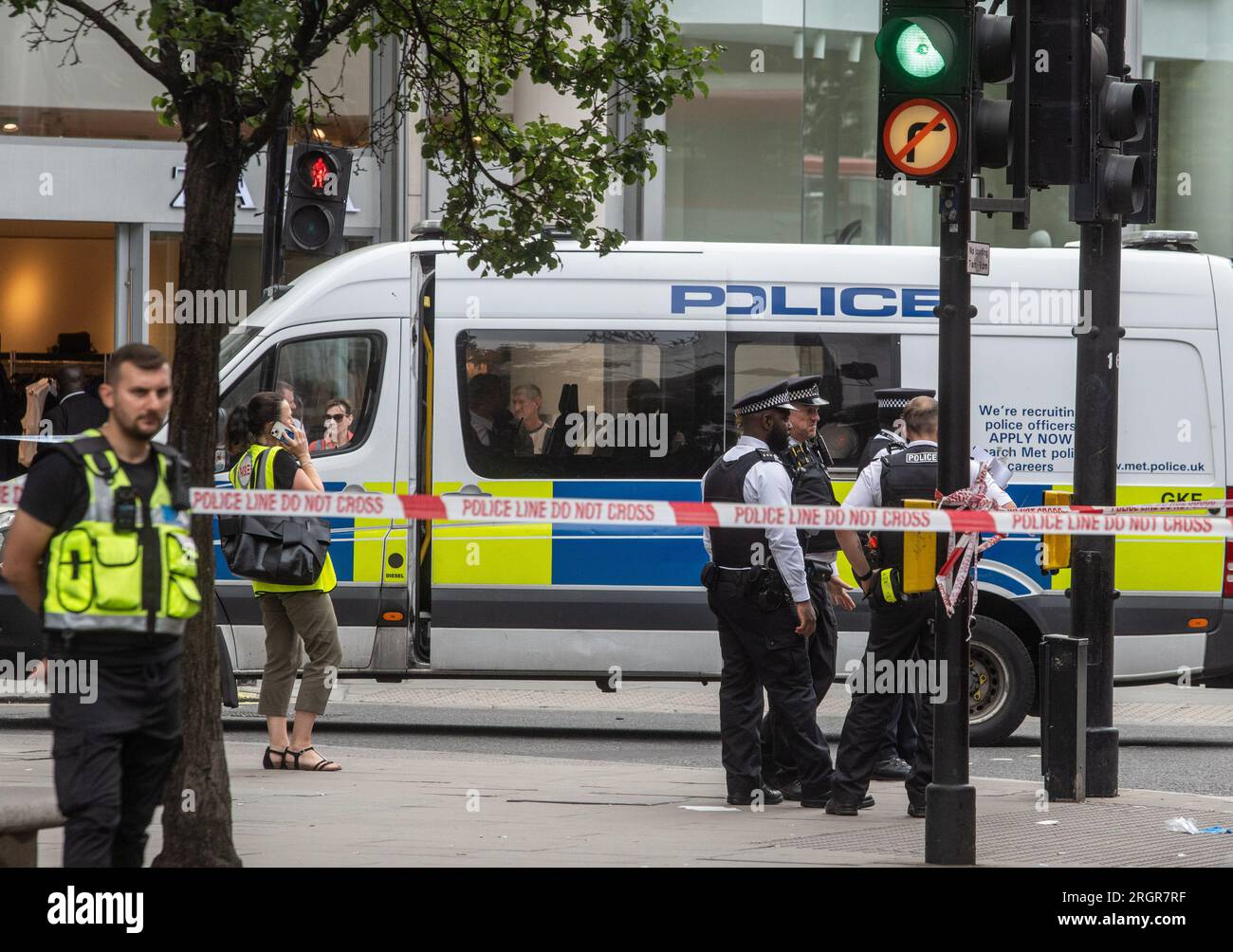 POLICE OXFORD STREET © Jeff Moore - Police officers at the scene of an ...