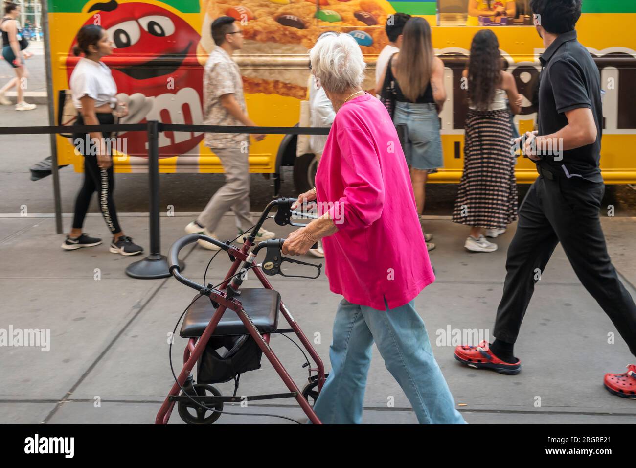 Crowd elderly hi-res stock photography and images - Alamy