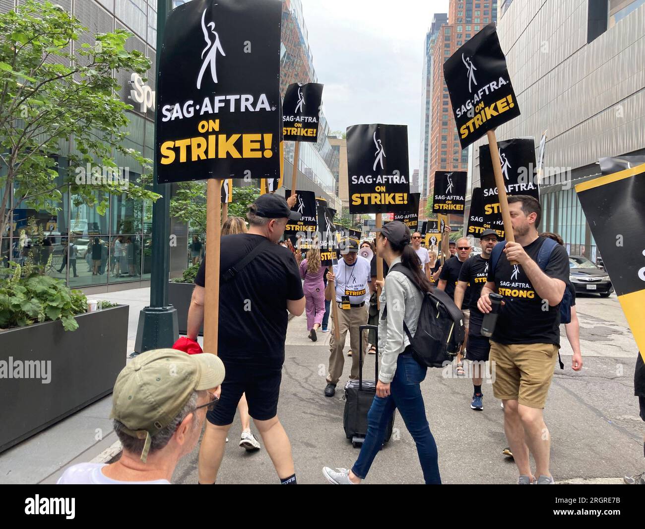 Members of SAG-AFTRA and other union supporters picket outside the HBO ...