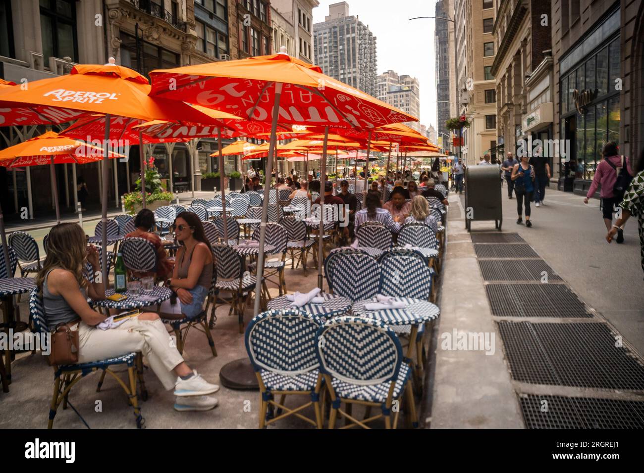 Outdoor dining at the popular La Pecora Bianca in the NoMad ...