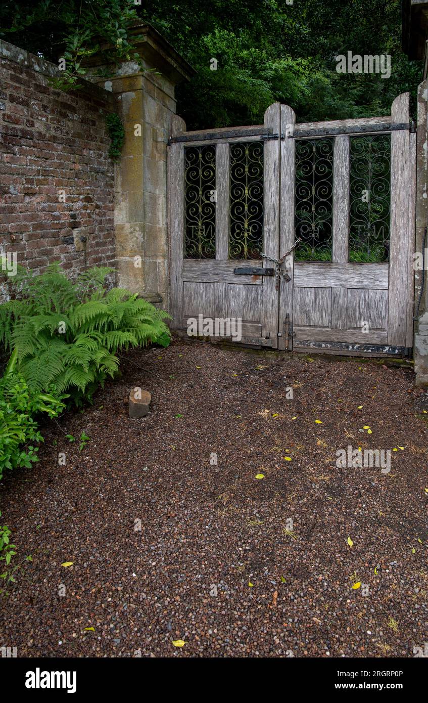 Wooden gate path pathway hi-res stock photography and images - Alamy