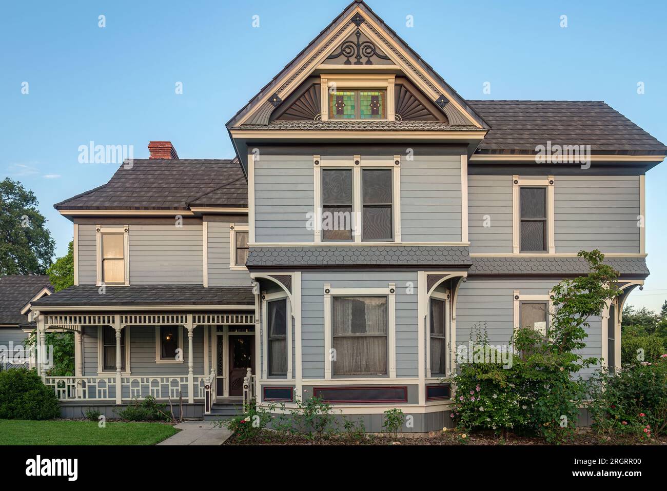 California mansion balcony hi-res stock photography and images - Alamy