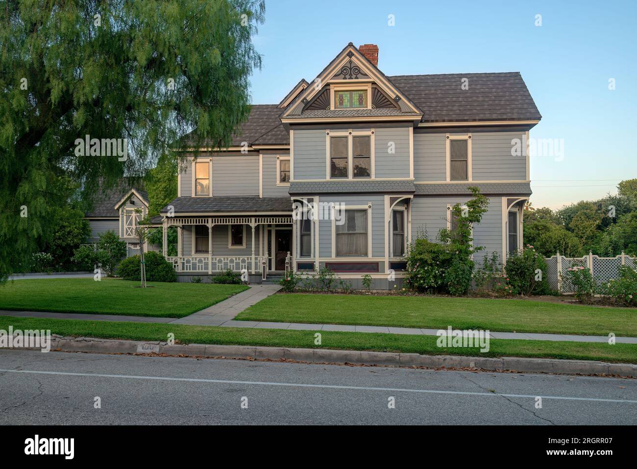 California mansion balcony hi-res stock photography and images - Alamy
