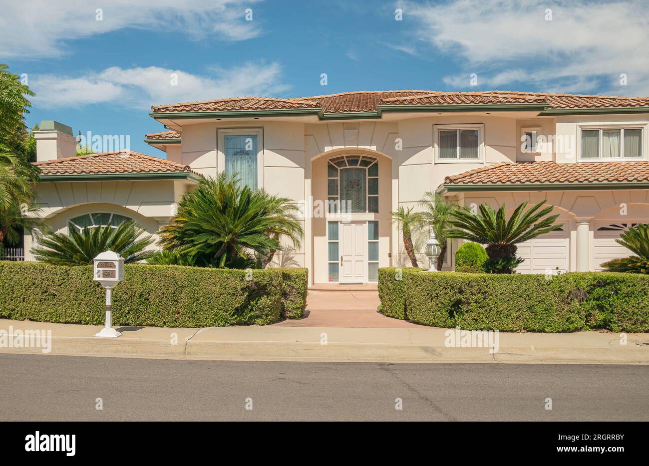 California mansion balcony hi-res stock photography and images - Alamy