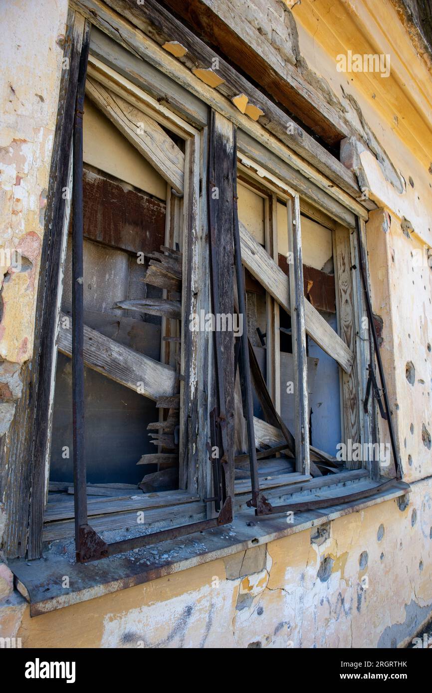 Old destroyed window in an abandoned house Stock Photo - Alamy