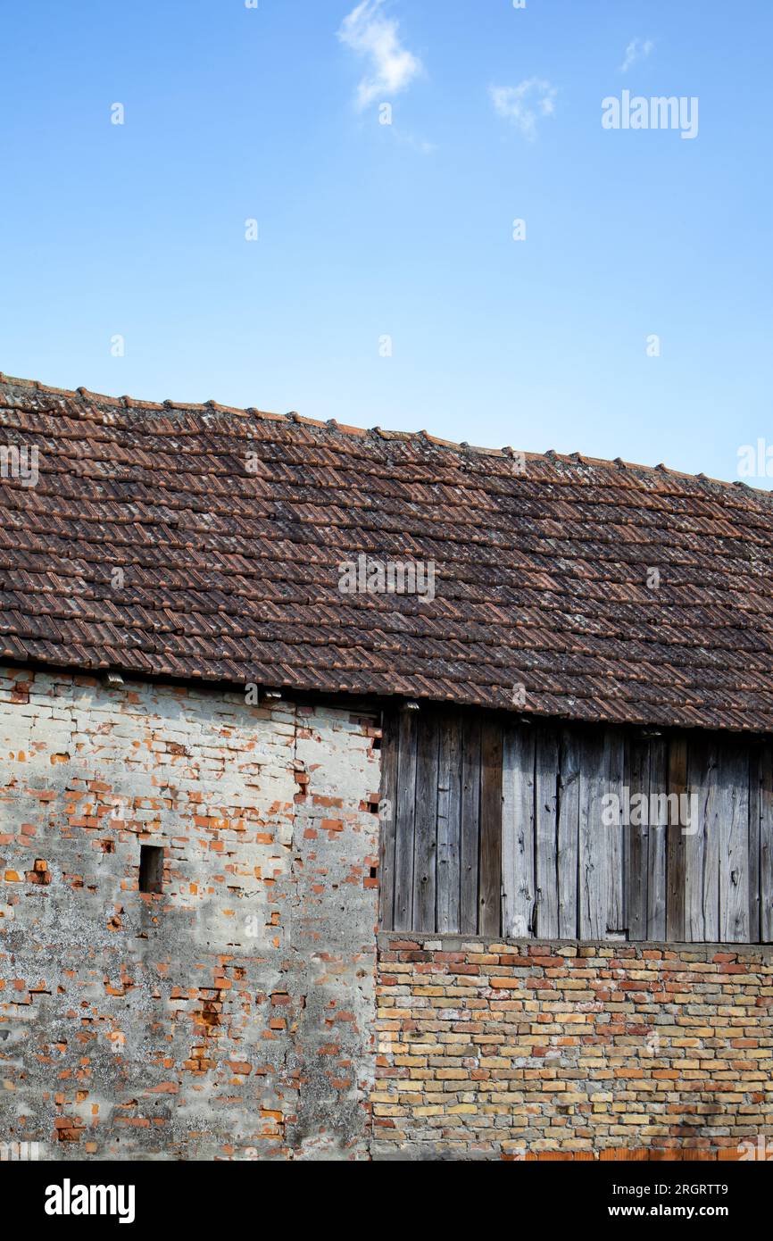Old brick barn hi-res stock photography and images - Alamy