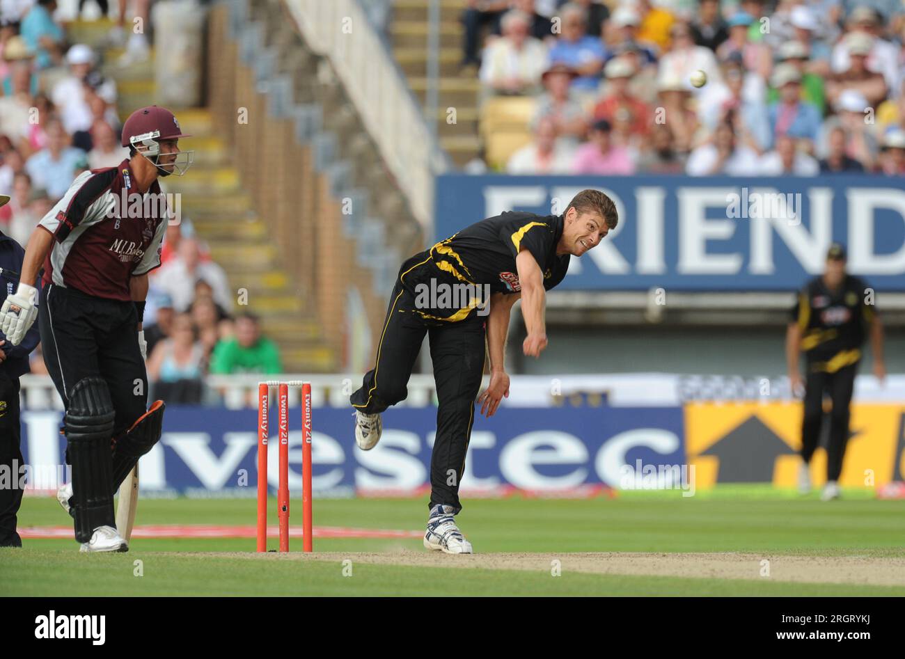 Simon Cook Kent Spitfires cricketer bowling 2009 20/20 finals at ...
