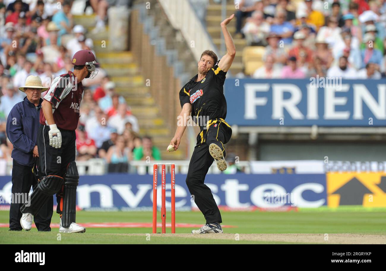 Simon Cook Kent Spitfires cricketer bowling 2009 20/20 finals at ...