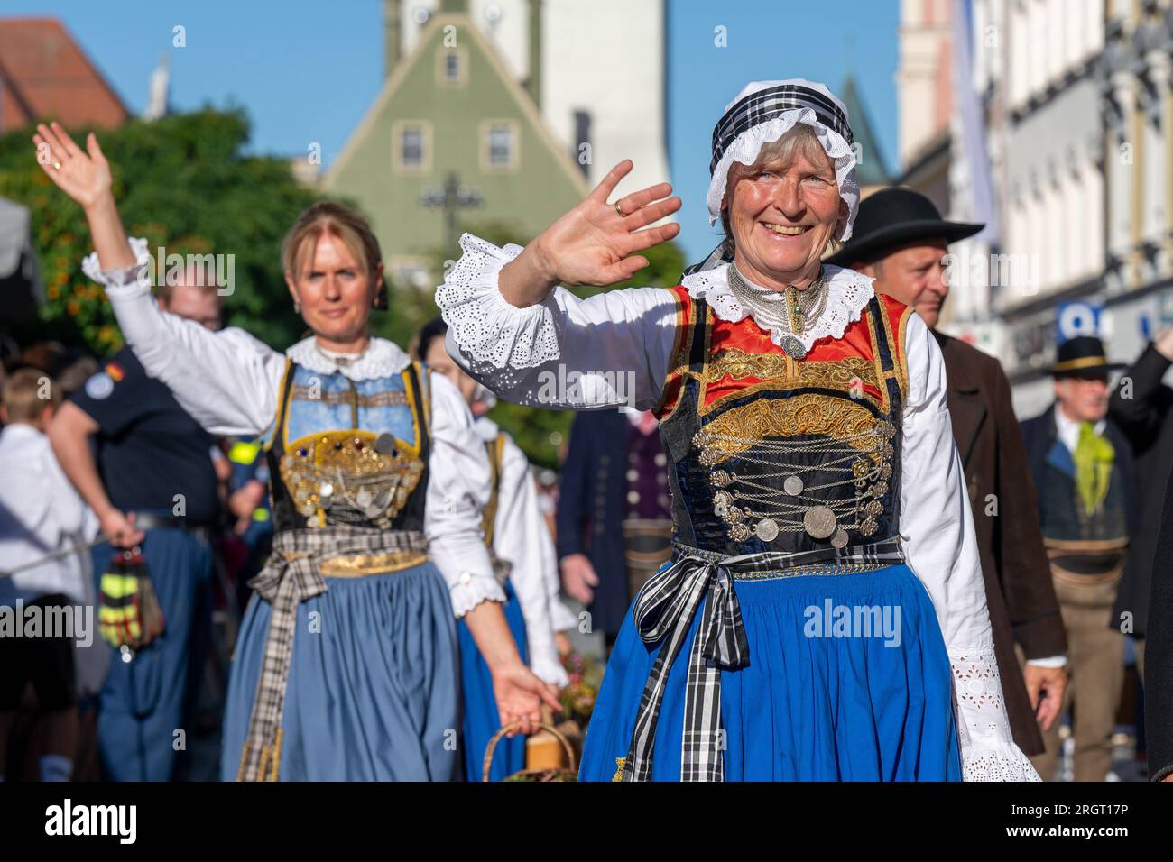 Straubing, Germany. 11th Aug, 2023. Participants of the traditional ...