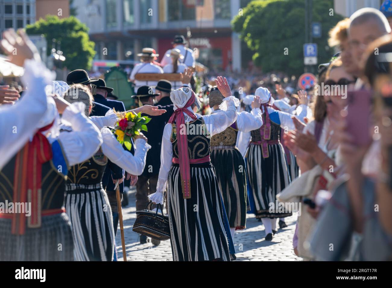 Straubing, Germany. 11th Aug, 2023. Participants of the traditional ...
