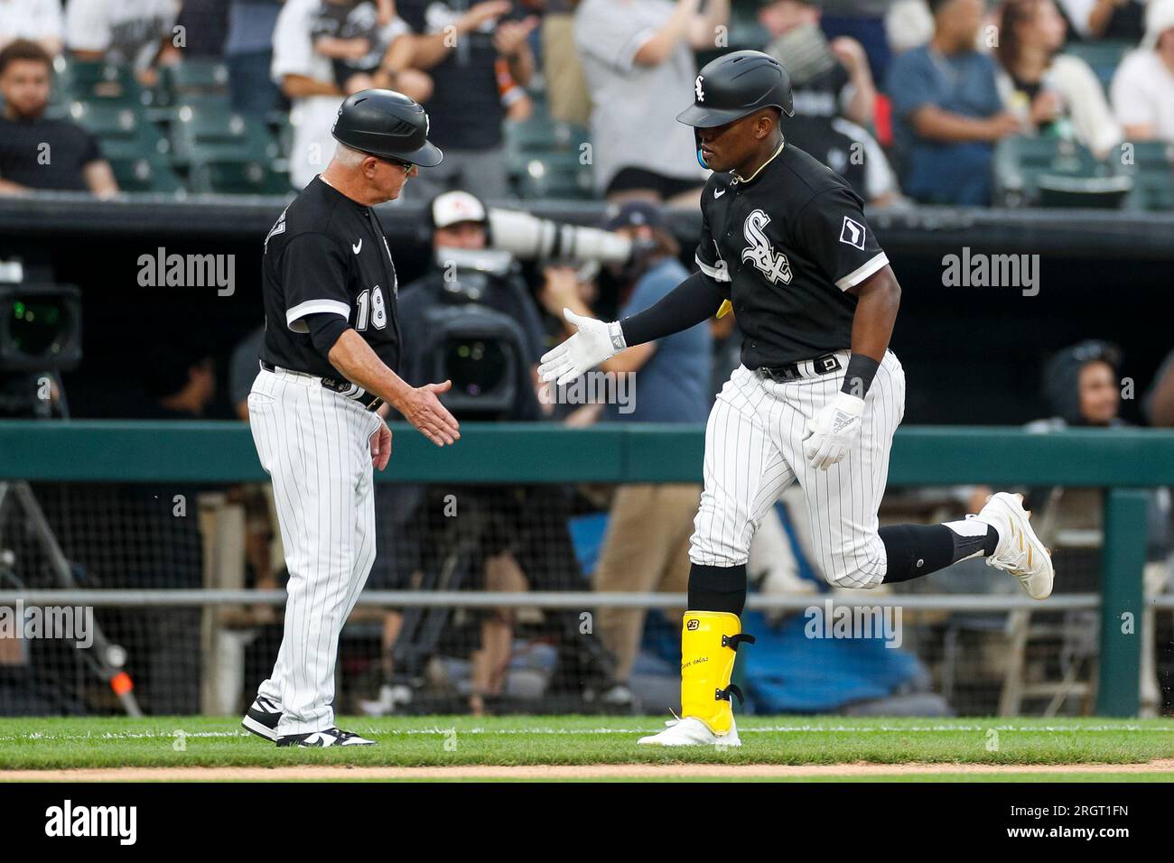 Chicago White Sox right fielder Oscar Colas (22) hits a two run home ...