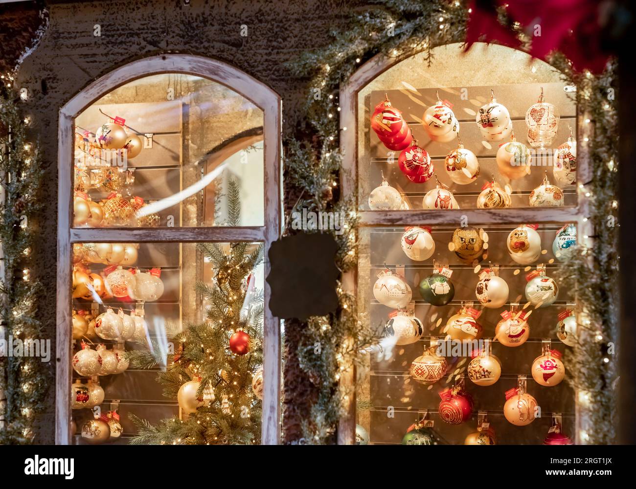 Festive window showcase hi-res stock photography and images - Alamy